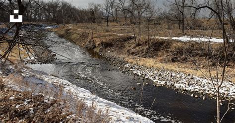 눈 덮인 들판을 가로지르는 작은 시냇물 사진 Unsplash의 무료 땅 이미지