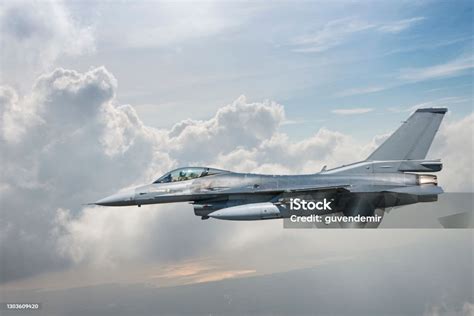 F16 피헤르 제트기가 구름 위로 날아다 전투기에 대한 스톡 사진 및 기타 이미지 전투기 측면 보기 미국 Istock