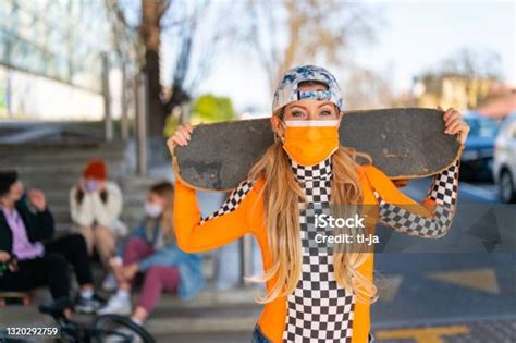 그녀의 목 뒤에 스케이트 보드를 들고 보호 얼굴 마스크를 가진 젊은 여성의 초상화 16 17 살에 대한 스톡 사진 및 기타 이미지 16 17 살 20 24세 30