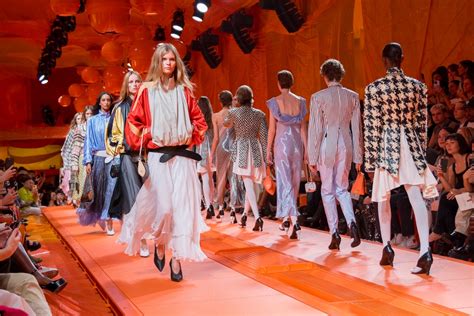 2024春夏巴黎、米蘭、倫敦、紐約時裝週話題懶人包：lv、prada、balenciaga 包款超吸睛；gucci、mcqueen 迎新送舊