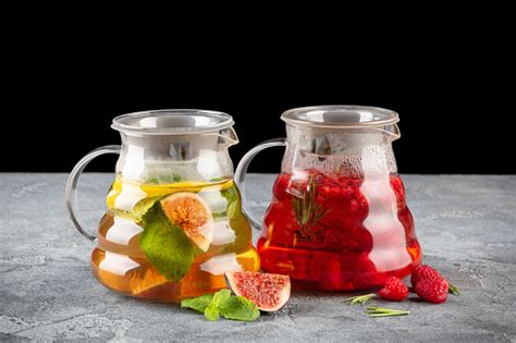 회색 테이블의 어두운 배경에 유리 주전자에 과일과 베리 차 세트 라즈베리에 대한 스톡 사진 및 기타 이미지 라즈베리 티포트