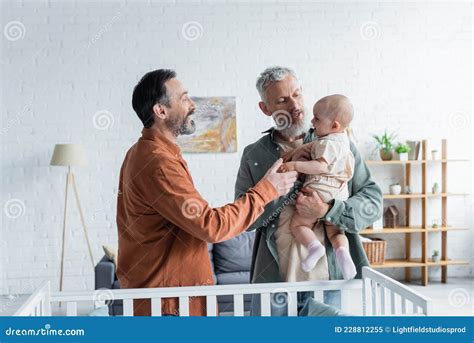 Familia Del Mismo Sexo Sostiene A Hija Peque A Imagen De Archivo Imagen De Familia Hombres