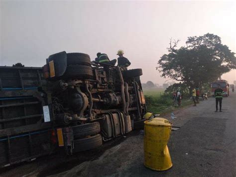 စားအုန်းဆီတင်လာသည့်ကား ရန်ကုန် မန္တလေးကားလမ်းဟောင်းတွင်တိမ်းမှောက် ၂
