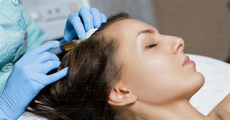 바늘 메조 테라피 화장품이 여성의 머리에 주입되었습니다 머리카락과 성장을 강화시키기위한 추력 사진 Unsplash의 스킨 케어 이미지