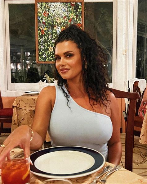 Joy Taylor Looks Sensational In A Bikini As Fox Sports Host Gives Off Island Queen Vibes While