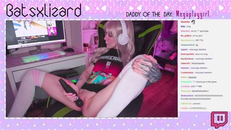 Gamer Girl Forgets To Turn Off The Stream AND SQUIRT IN LIVE CHAT Elisabeth Weir Porno