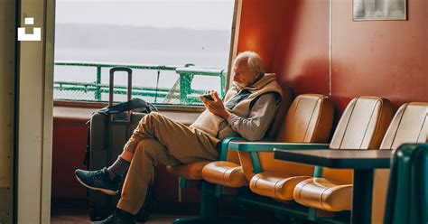 기차에 앉아 창밖을 내다보는 남자 사진 Unsplash의 무료 시애틀 이미지