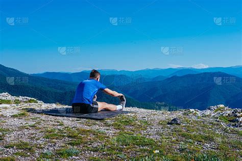 健身教练每天早上做伸展运动。