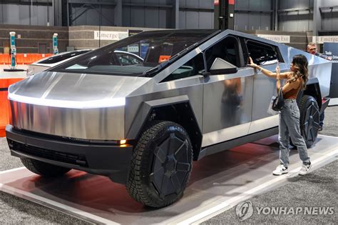 테슬라 사이버트럭 두 달 만에 녹슨 자국일부 차주 불만 한국경제