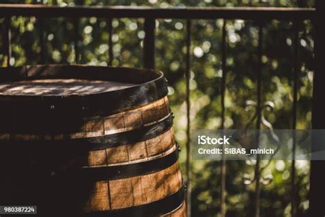 Wihte 포도에 맛에 대 한 와인 레드와 나무 배럴 텍스트 및 디자인을 위한 공간을 복사 합니다 질감된 개체 갈색에 대한 스톡 사진 및 기타 이미지 Istock