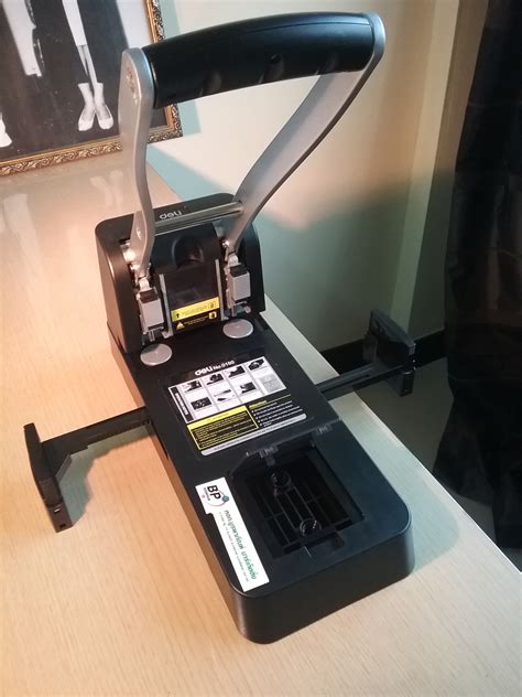 เครื่องเจาะกระดาษขนาดใหญ่