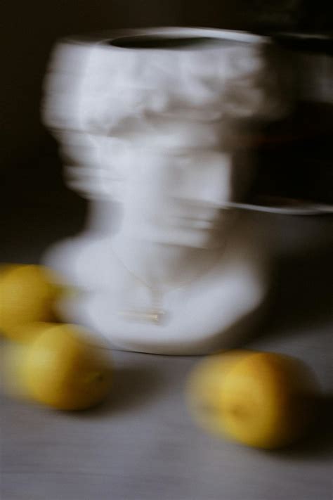 실내 개념 예술 고전 예술 과일 관념적인 깁스 노란색 동상 머리 레몬 레몬 과일 레몬 정물 머리 조각