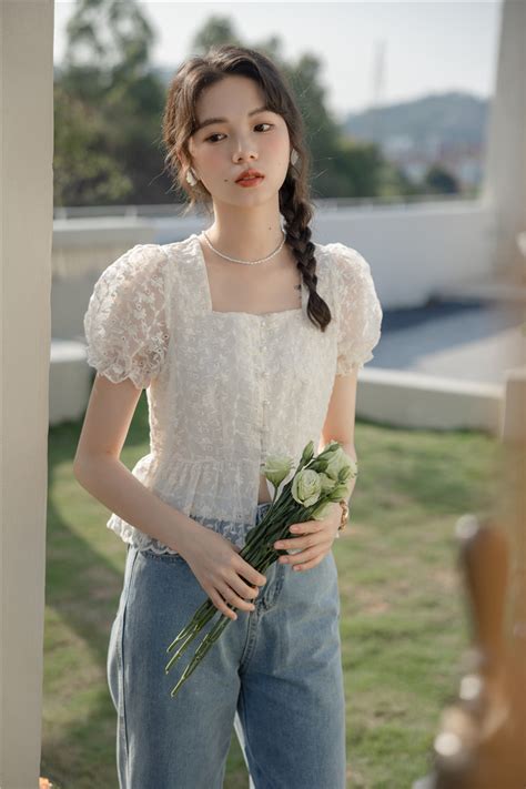 레이스 크롭 블라우스 스퀘어넥 퍼프 벌룬 반팔 반소매 플라워 꽃무늬 자수 싱글버튼 진주단추 러플 배꼽티 숏 블라우스 로맨틱 사랑스러운 러블리 공주 여신 여친 데이트룩