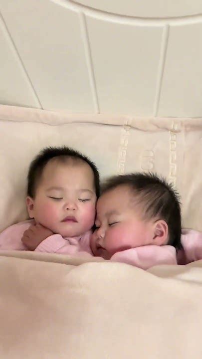 都是一个被窝的，她俩竟然孤立我？ 双胞胎 双胞胎姐妹 双胞胎日常 记录宝宝 萌娃 Youtube