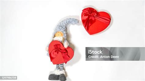 고립 된 흰색 배경에 마음의 형태로 선물 상자와 귀여운 인형의 클로즈업 휴일의 개념 선물과 좋은 분위기 개념에 대한 스톡 사진