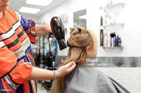 미용실에서 헤어 드라이어 드라이 롱 금발 머리를 가진 미용사의 손 이발사 작업 40 44세에 대한 스톡 사진 및 기타 이미지 40 44세 건조한 고객 Istock