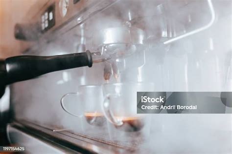 향기로운 에스프레소가 커피 머신에서 컵으로 흘러들어갑니다 전문 커피 장비로 아로마 커피 만들기 Corporación Andina De Fomento에 대한 스톡 사진 및