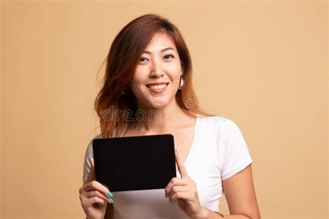 Mulher Asi Tica Nova Com Uma Tabuleta Do Computador Imagem De Stock Imagem De Moderno Compra