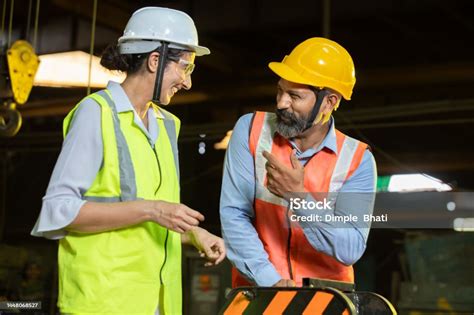 안전 안전모와 조끼를 입은 두 명의 인도 엔지니어가 산업 공장 기술 인도 개념에서 웃고 이야기합니다 35 39세에 대한 스톡 사진 및 기타 이미지 Istock