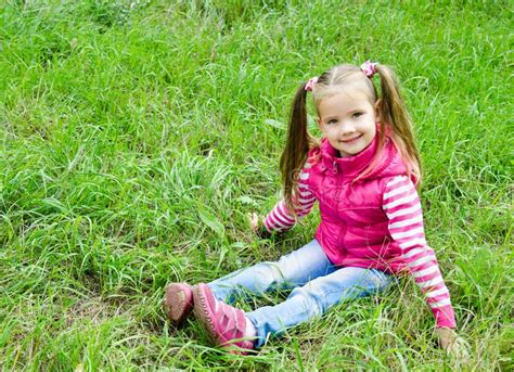 Nettes Lächelndes Kleines Mädchen Das Im Gras Auf Der Wiese Liegt