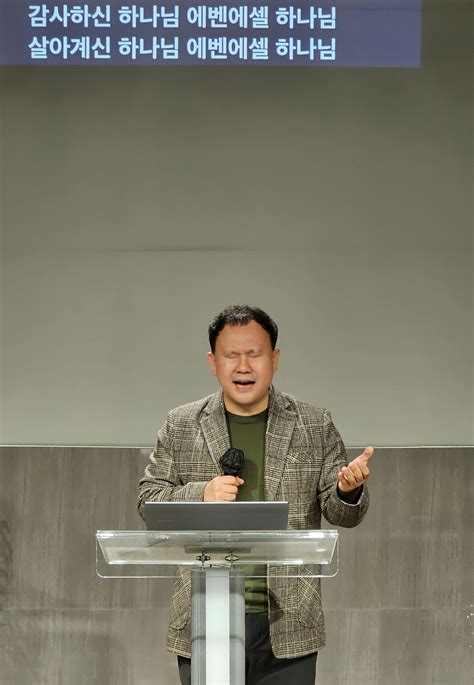 영한 예전 섬겼던 교회 지체들에게 신년 안부 연락들이 왔다 참으로 감사했다 함께 예배하는 지체들에게 사랑을 받는 것도 감사하지만 세월이 흘렀는데도 생각해 주는 것