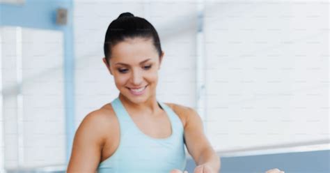 웨이트 운동에서 노인 남성을 지원하는 자신감있는 여성 물리 치료사 사진 Unsplash의 운동 이미지