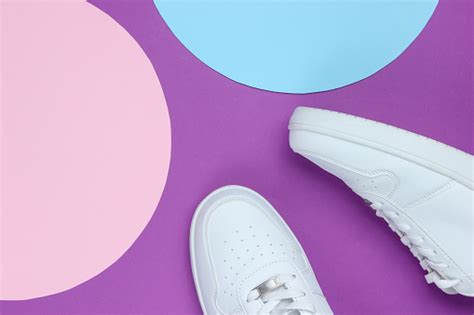 보라색 배경의 흰색 스니커즈로 파란색과 분홍색 파스텔 원으로 복사 공간을 연출합니다 청소년 힙스터 컨셉 맨 위 보기 개념에 대한 스톡 사진 및 기타 이미지 Istock