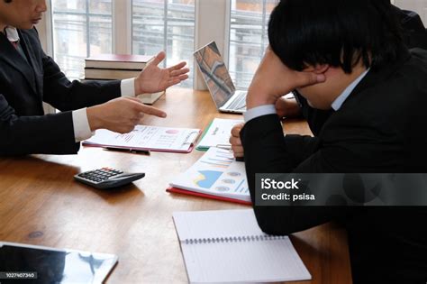 퓨 리 어스 보스 좌절된 남자를 꾸 지 람입니다 염증된 사업가 직장에서 실패에 대 한 비난 화가 인턴 스트레스 작업 걱정하는에