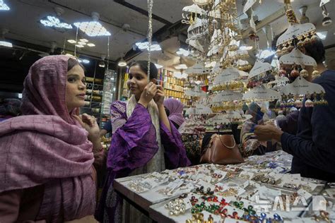 이슬람 단식월 라마단 종료 후 시작된 이드 알 피트르 뉴시스pic