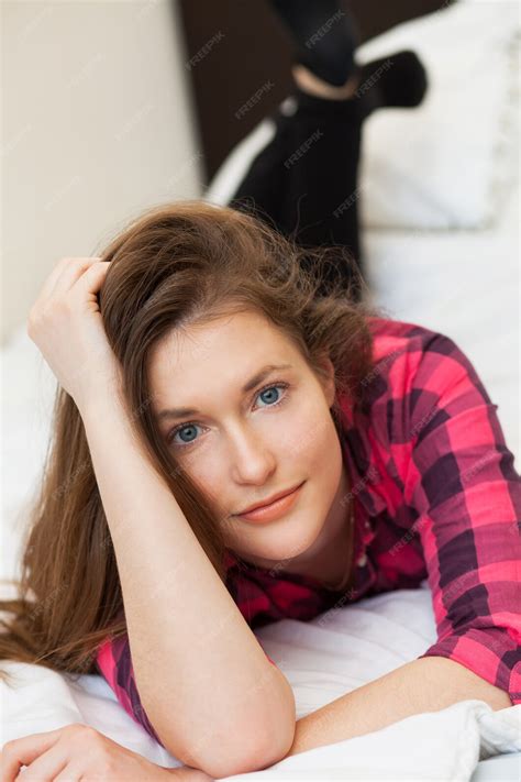 Jolie Jeune Fille Se Détendre Sur Le Lit Photo Gratuite