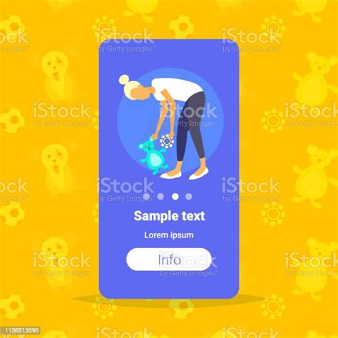 주부 따기 그녀의 아이 들 장난감 어머니 수집 아이 장난 일 가사 개념 여성 만화 캐릭터 전체 길이 복사 공간 가사 집안일에 대한 스톡 벡터 아트 및 기타 이미지 Istock