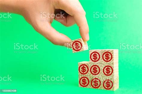 달러의 이미지와 나무 블록입니다 투자 사업에 돈을 투자의 개념입니다 자본 대 부의 지불 보증금의 개통의 증가 사업가 손 개념과 주제에 대한 스톡 사진 및 기타 이미지