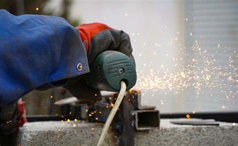 분쇄기로 금속 가공 건설 현장의 위치에서 금속 절단 금속 가공의 스파크 Performing Arts Event에 대한 스톡 사진