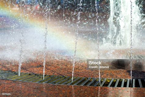 아름 다운 도시 분수의 닫습니다 분명 멋진 투명 한 물 빛나는 방울의 상승 크리스탈 얇은 스트림 튀는 여러 가지 빛깔된 흐린된 무지개 지역입니다 가냘픈에 대한 스톡 사진 및