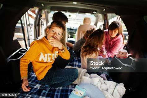 차량 내부에서 네 명의 아이들과 어머니 트렁크에 있는 아이들 자동차로 여행 거짓말과 재미 분위기 개념 12 13세에 대한 스톡 사진 및 기타 이미지 Istock