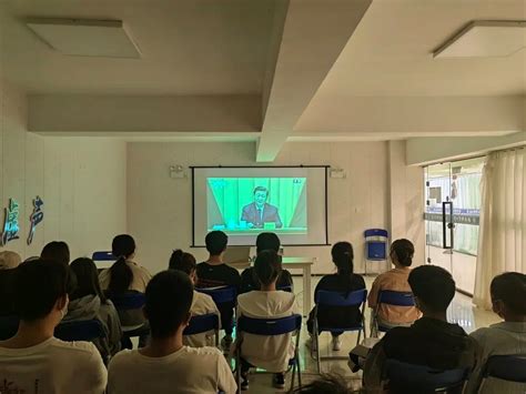 现代邮政学院学子热议共青团成立一百周年大会 现代邮政学院