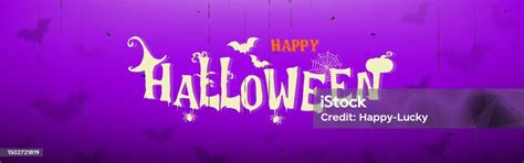 해피 할로윈 텍스트 배너는 박쥐가 배경을 날리는 보라색 하늘에 있는 영화 복고풍 스타일로 벡터 그림을 그립니다 0명에 대한 스톡 벡터 아트 및 기타 이미지 Istock