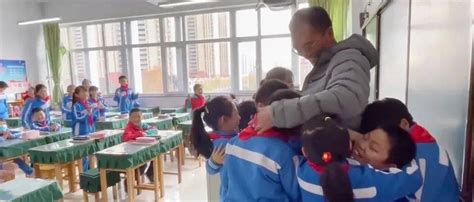 日照一老师出差回到教室，这一幕太欢乐了体育课于坤帅马德红