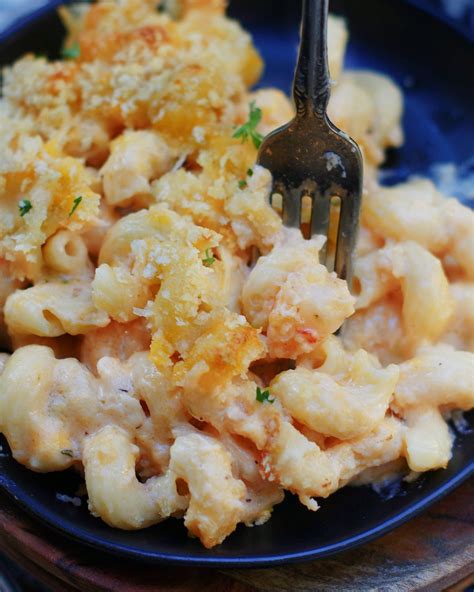 Creamy Seafood Mac and Cheese - Southern Discourse