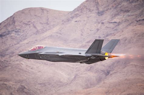 F35 번개 Ii에 애프터와 함께 네바다 언덕에 대 한 전투기에 대한 스톡 사진 및 기타 이미지 전투기 0명 군용 항공기 Istock