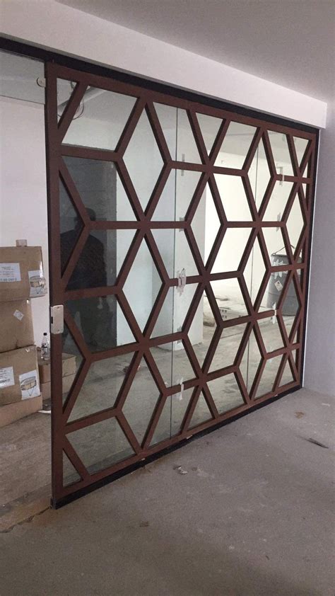 Оффис худалдаа үйлчилгээний барилгын дотор гоёлын шилэн хана хаалгыг чанарын өндөр түвшинд