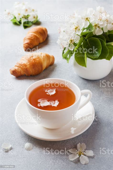 차 및 크루아상 컵 회색 콘크리트 배경에 피는 사과 지점 컨셉 아침 식사 개념에 대한 스톡 사진 및 기타 이미지 개념