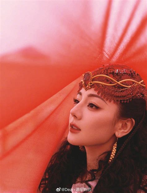 央視春晚︱「中國最美女星」迪麗熱巴領銜喀什分場 久違身穿維族傳統服飾美照曝光 多倫多 加拿大中文新聞網 加拿大星島日報
