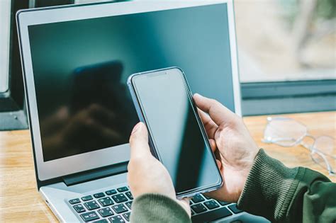 젊은 아시아 사업가 노트북으로 사무실에서 스마트 전화에 노력 하 고 온라인 쇼핑 개념에 대한 스톡 사진 및 기타 이미지 개념 개념과 주제 구매 Istock