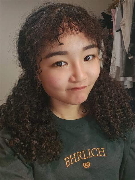 아 진짜 예쁘다 너무 부러워 ㅠㅠ 이런 브로콜리 머리가 나한테 찰떡이라는걸 깨닫고 몇년째 6개월에 한번씩 미용실에서 하루종일 앉아있는 나로선 이런 머리 가진 사람 너무