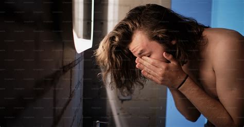 긴 머리를 가진 청년의 초상화는 얼굴을 씻고 얼굴에 손을 대고 싱크대에서 사진 Unsplash의 남성 스킨케어 이미지