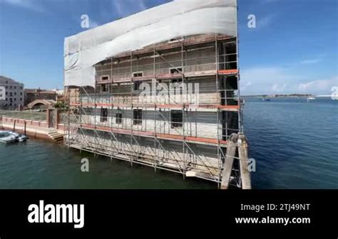 Bricklayer On Scaffolding Stock Videos And Footage Hd And 4k Video Clips Alamy