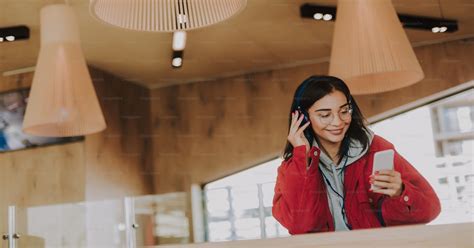음악을 들으면서 카페에 서 있는 유쾌한 기뻐하는 젊은 여성의 허리 위로 사진 Unsplash의 기쁨 이미지