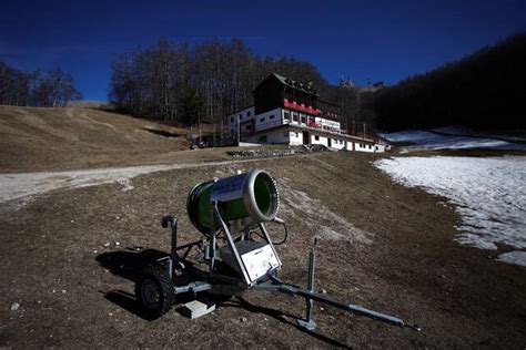 이탈리아·스위스 인공 눈도 녹이는 ‘봄 같은 겨울녹스는 스키장