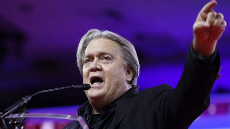 Сивият кардинал на Доналд Тръмп Стив Банън пристигна в затвора за да